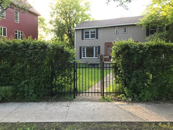 Ask Me How To Book The Full Property (14 Guests)! - Winnipeg