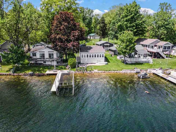 Bright And Cheerful Cottage On Long Lake. - Constantine, MI