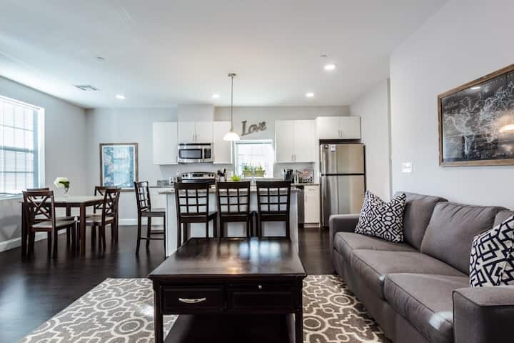 2bed/2bath Apt At Waltham Landing.  Corner Unit - Newton, MA