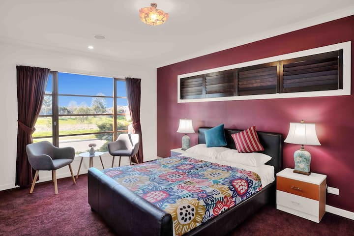 5 Bedrooms丨parkview丨decking Sunroom丨free Parking - Caroline Springs
