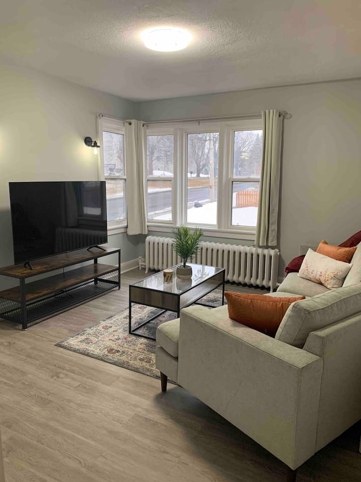 Bright 1-br Apt, Prime Location - Cornwall, PE, Canadá