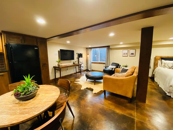 Luxury Cellar Apartment With Private Hot Tub - Wenatchee, WA