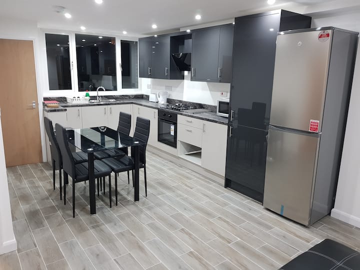 Stunning Newly Refurbished 5 Large Double Bedroom - Reading