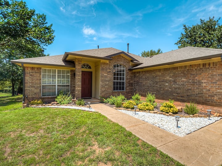 ★ ★ ★ ★★Thunderbird Farmhouse Ou/lake/hike-5acres - Norman, OK