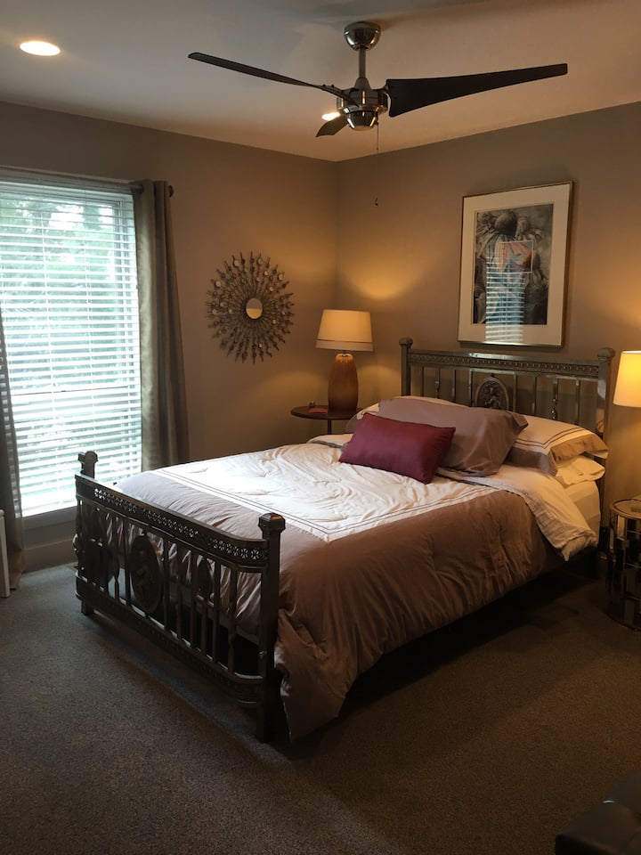 1 Mile To Vt; Kitchenette, Lounge Area, Pooltable - Blacksburg, VA