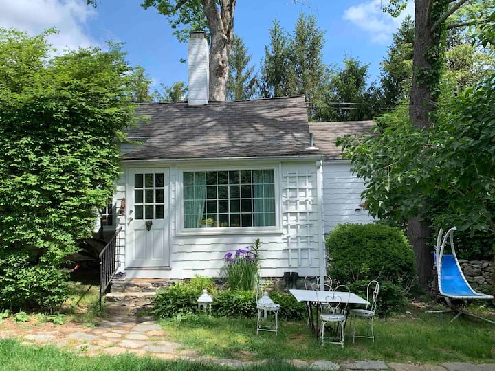 All Inclusive 2br Cottage, Cathedral Ceiling, W/d - Stamford, CT
