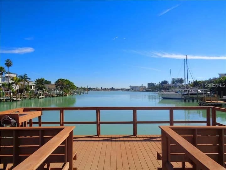 Cozy Getaway - Treasure Island, FL