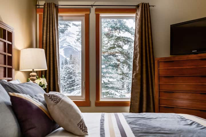 Spacious Getaway Near Banff W/ Heated Pool! - Canmore