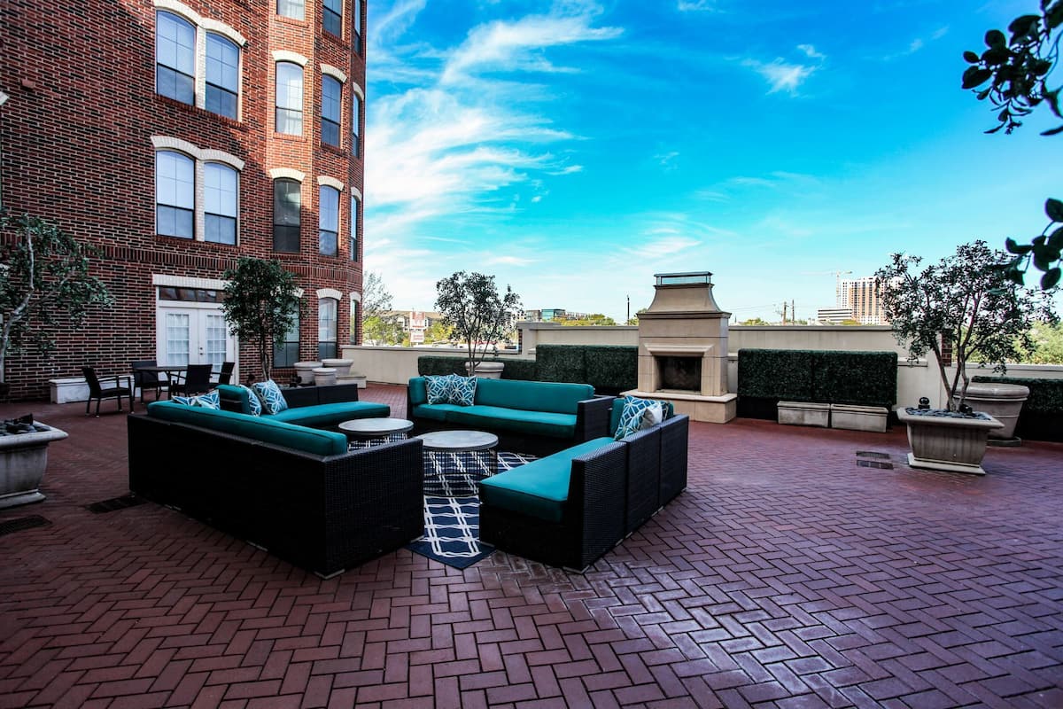 Earn with Airbnb-friendly apartments in Houston Metro | Airbnb