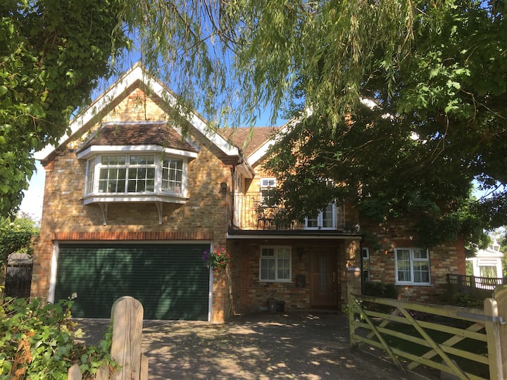 Farmhouse Style Property Stoke Poges Blue En-suite - Beaconsfield