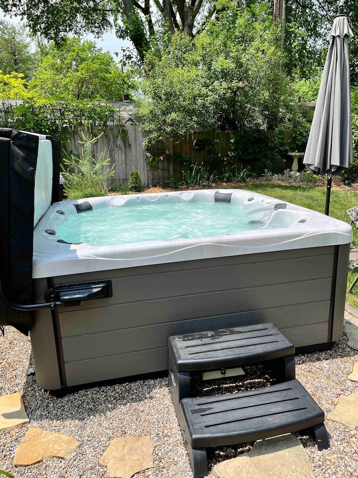 Cute Home With Hot Tub, 2.9 Mi From Big House! - Ann Arbor, MI