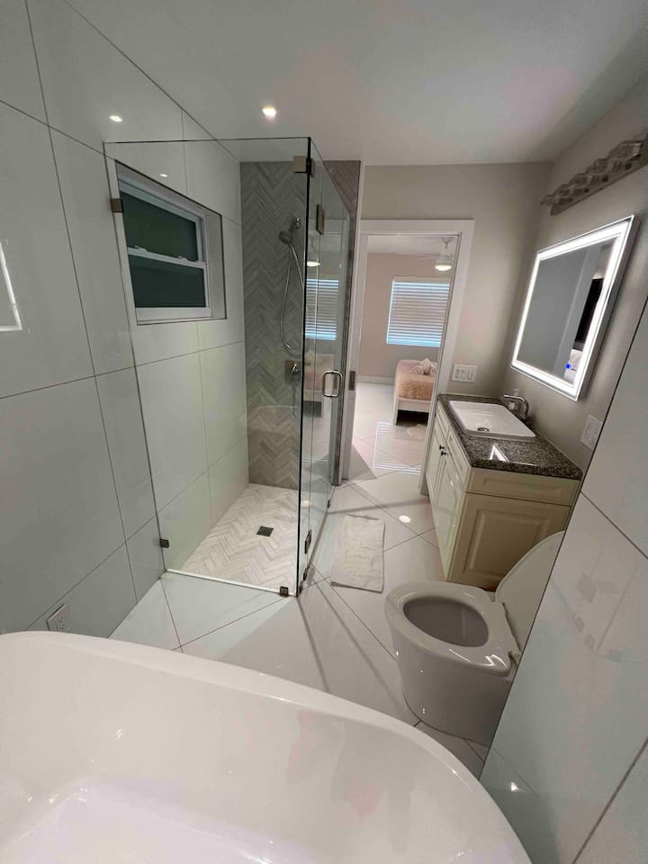 Refined Suite: Luxury Private Bath Exclusive Entry - Boca Raton, FL
