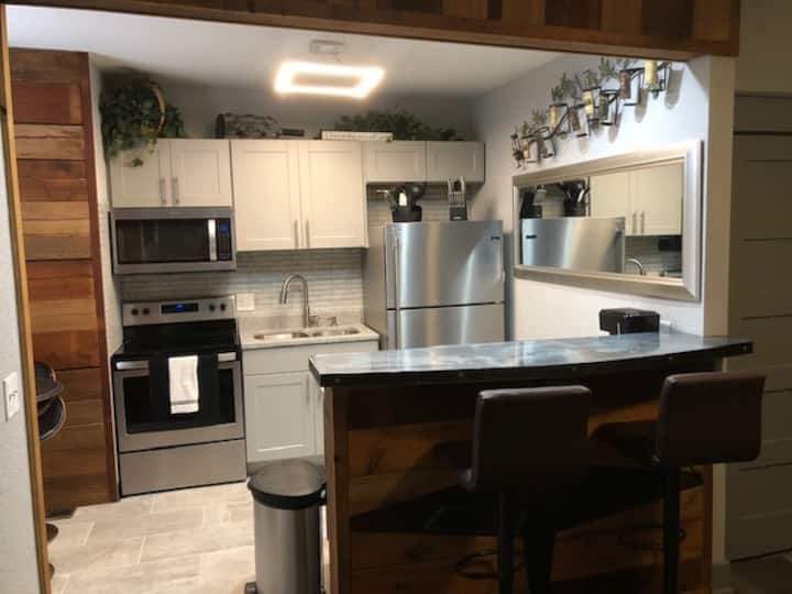 Crisp 1 Bedroom Short  Long Term Stays Gigawifi 03 - Omaha, NE