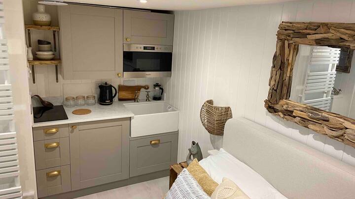 Award Winning "Smuggler's Cabin" A Basement Studio - St Ives