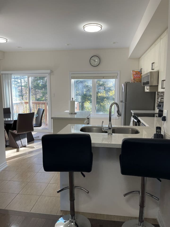 Peaceful 4-bedrooms Town House + Free Parking - Brampton