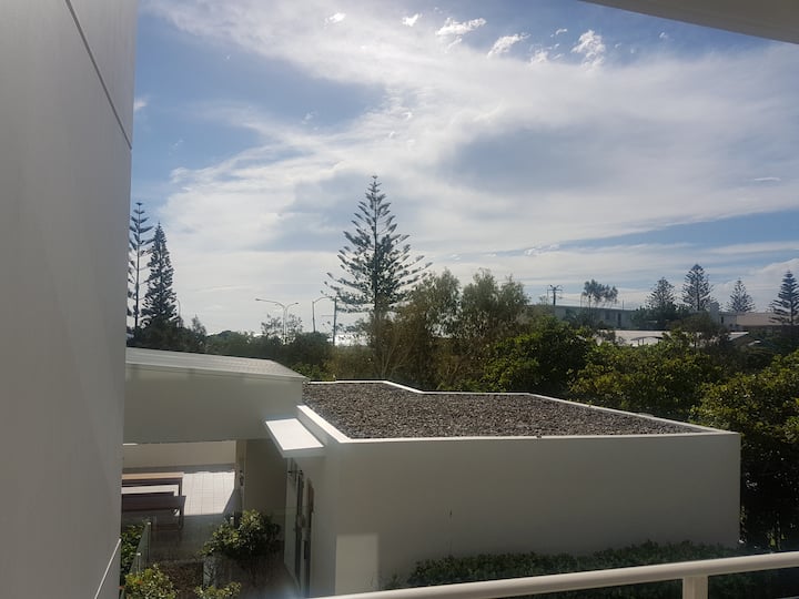 Luxury 2 Bed 2 Bath + Parking Kirra Beach Apart - Coolangatta