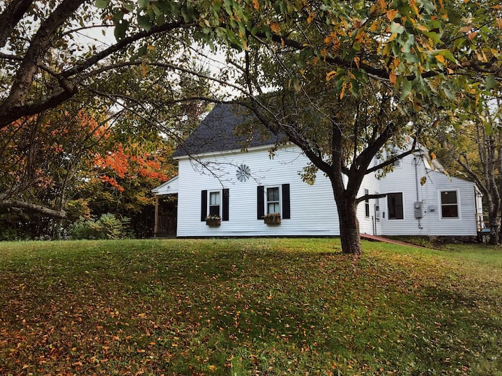 Walk To Town,
Restaurants, Golf, Ski, And More! - Jackson, NH