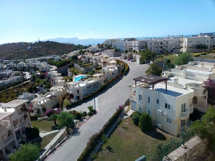 Göl Ve Doğa Manzaralı Havuzlu Teraslı 2+1 Daire - Güllük