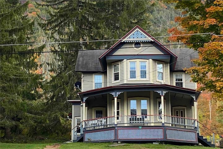 Charming Victorian With Porch And Two Work Spaces - Hunter Mountain, NY