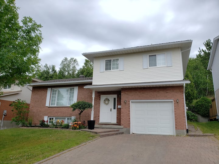 Relaxing, Spacious, And Private 3 Bedroom House - Greater Sudbury