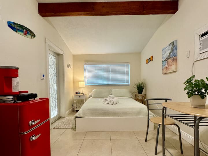 Quiet Private Room W/bath.4 Min Dr To Beach - Pompano Beach, FL