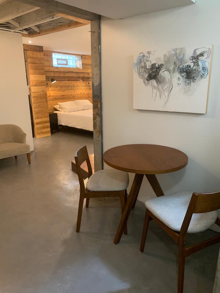 Eco-conscious, Artsy, Garden Level Guest Suite - France