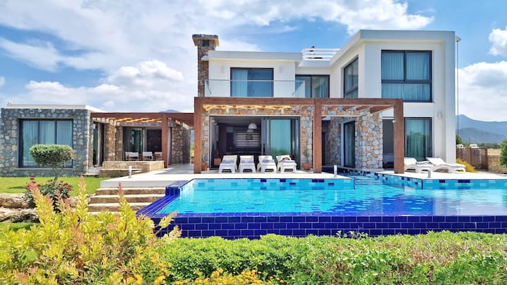 Luxurious 5 Bedrooms Beach Villa In Private Lagoon - Northern Cyprus