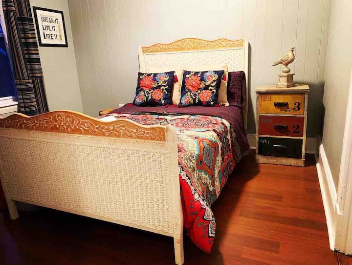 C Best Price For Cozy Full Size Bedroom Downtown - Lawrence, MA