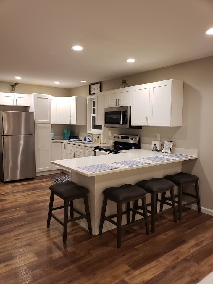 All The Comforts Of Home Modern Studio Home - Kankakee, IL