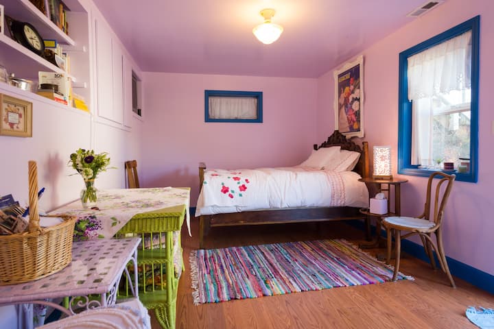 Cozy, Pretty, Private… - Petaluma, CA