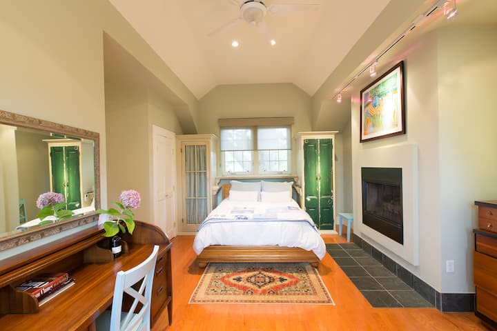 Spacious Room With Fireplace, Incl. Breakfast - St. Helena, CA