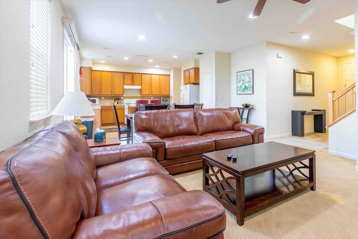 Beautiful 3bd & 3bth W/ Backyard- 10min To Airport - 새크라멘토