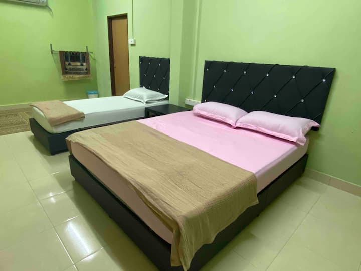 Queen + Single Bed (03) - Marang