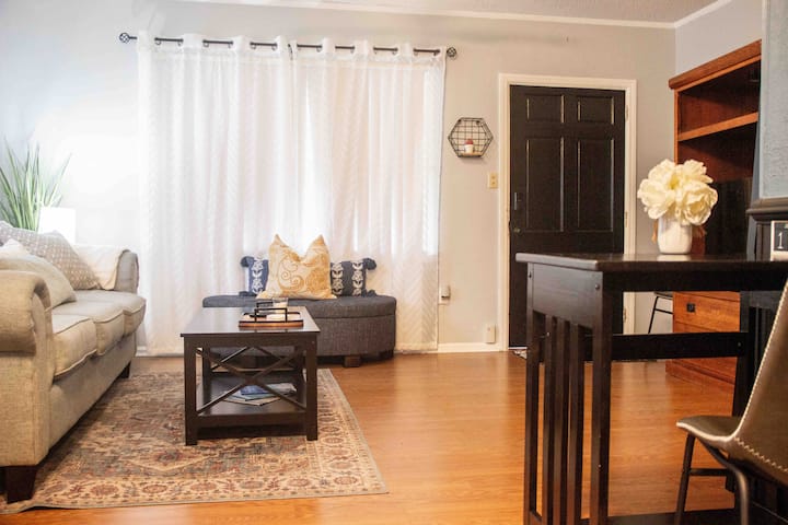 Full 1/1 Separated Apartment In The Heart Of Eph - Pensacola, FL