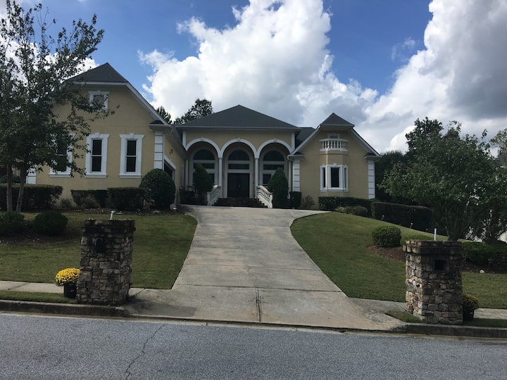 Luxurious Mini Mansion 15 Mins To Downtown Sleeps 20 With Open Patio And Deck - Atlanta, GA