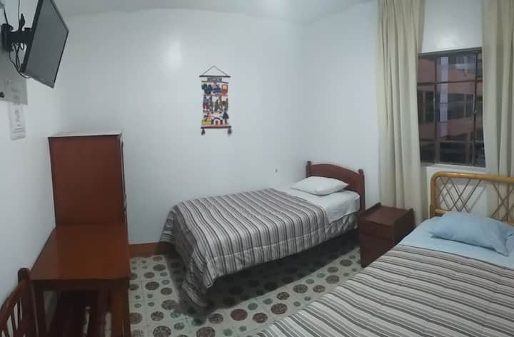 Estupenda Habitación Amplia Con 2 Camas, Tv, Wifi - Ayacucho