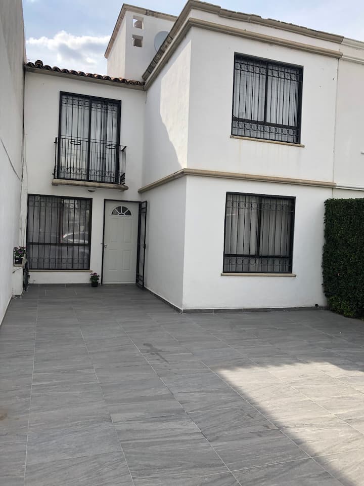 Hermosa, Cómoda Y Amplia Casa De 2 Plantas - Leon