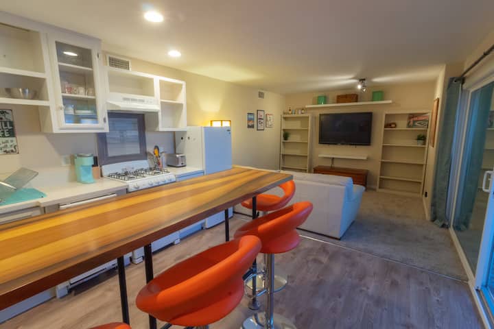 New Cozy 1 Br, Quiet Street, Cute Vintage Vibe! - Calabasas, CA