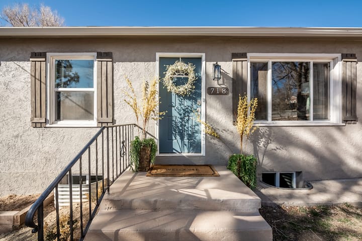 Cozy Cottage Retreat W/ Hot Tub & Fire Pit - Colorado Springs, CO