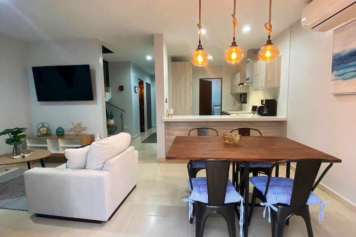 Entire House Walking Distance To The Beach
3+3 1/2 - Mazatlán