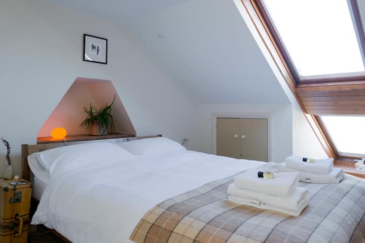 A Cosy Loft Room With En Suite Bathroom - Rottingdean