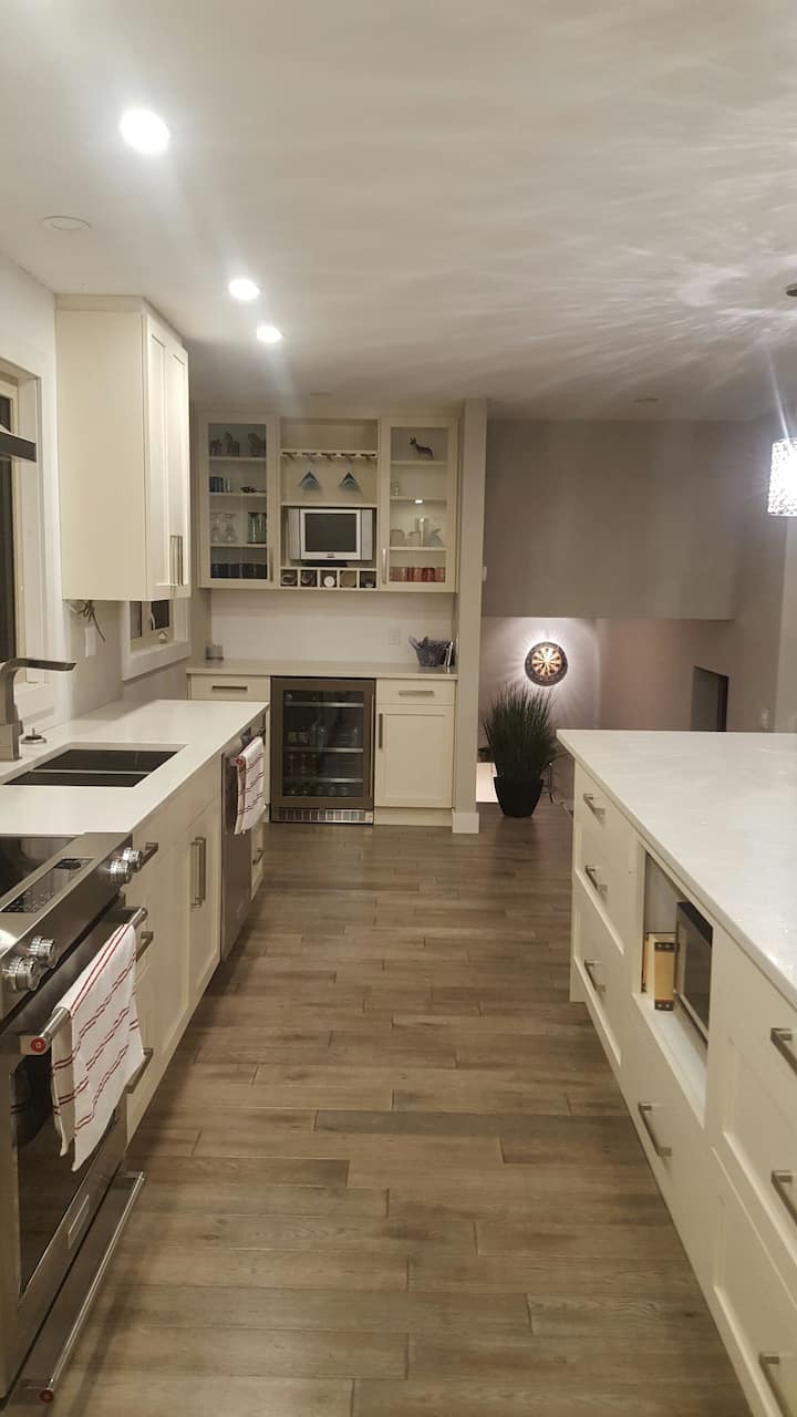 Somer Oasis With Swimming Pool And Hottub - Kelowna