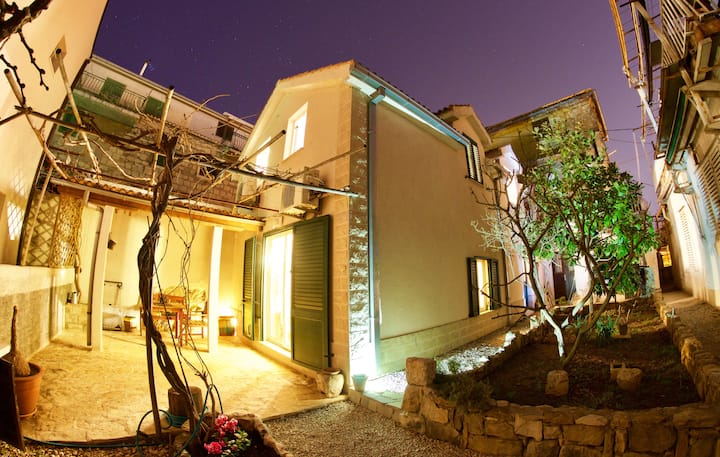 House Lila - Split