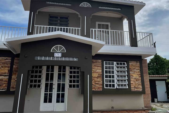 Modern Apt Near Train + Terrace & Wi-fi - Guaynabo