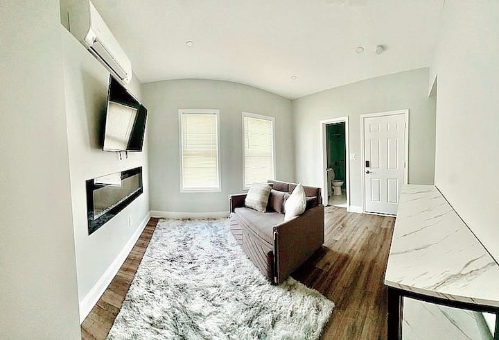 Luxurious, Comfortable Suite #1 ! Free Parking - Cleveland, OH