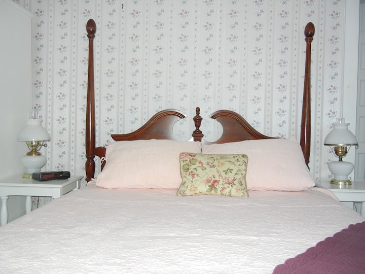 Room 2 Queen Bed - Barnaby Inn - Harwich, MA