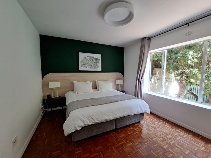 Sunny Studio Near The Historic Company's Gardens - Camps Bay
