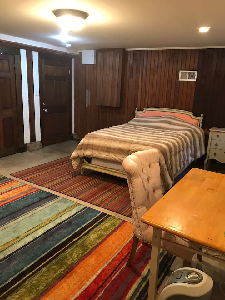Comfortable Room On St Charles Ave Streetcar Line - New Orleans, LA
