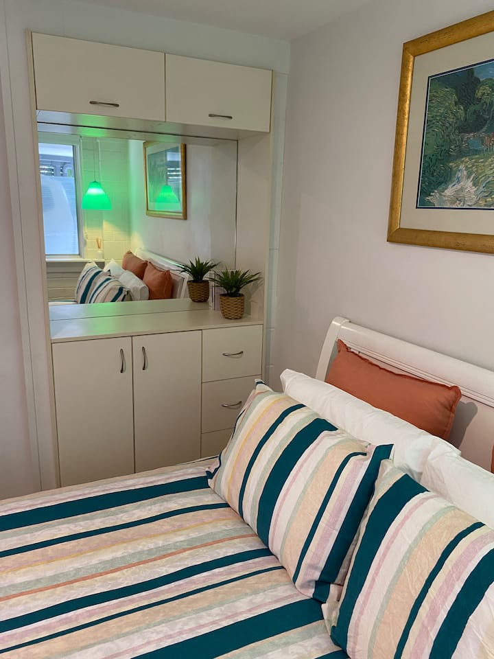 Entire Pink Unit Palm Paradise. Self Check In. - Gold Coast