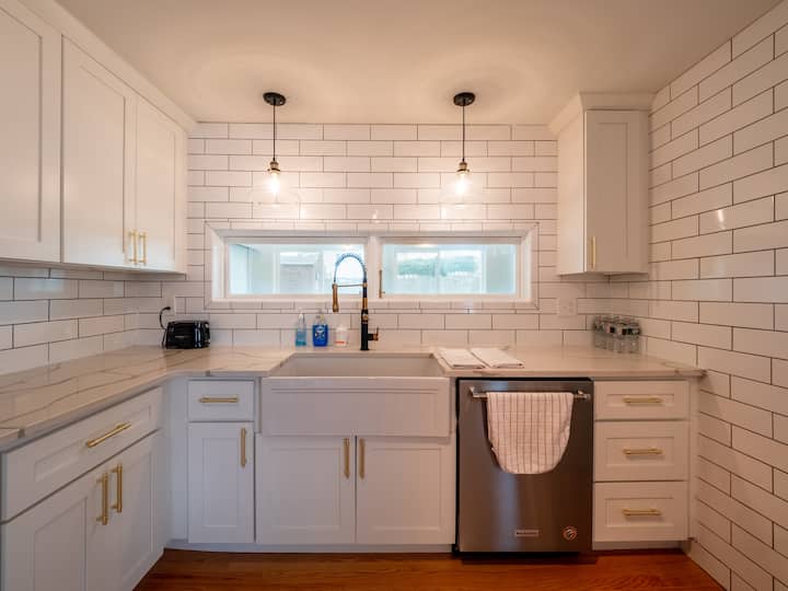 Brand Newly Done Bungalow Near Brown And Risd 33 - Providence, RI